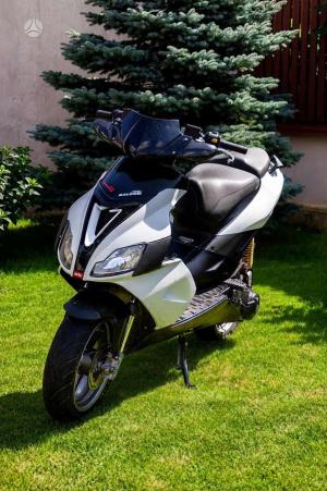 Black Aprilia SR 2013 in Siauliai, with an engine capacity of 50.00 L and mileage of 30 thousand km for 1600 €, photo 7 on AUTOMOTO.COM.LV
