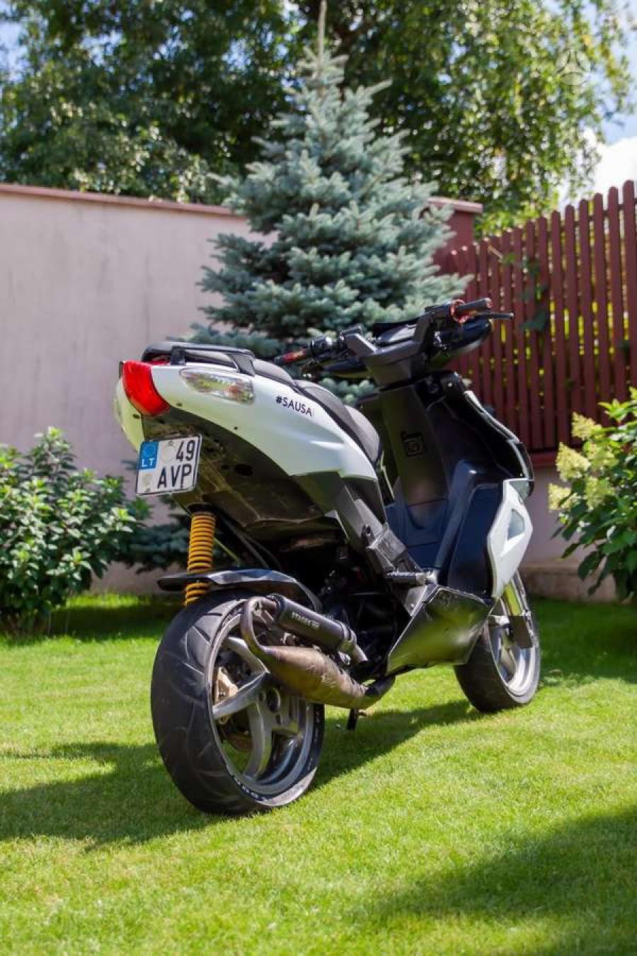 Black Aprilia SR 2013 in Siauliai, with an engine capacity of 50.00 L and mileage of 30 thousand km for 1600 €, photo 8 on AUTOMOTO.COM.LV