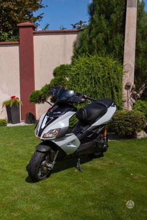 Black Aprilia SR 2013 in Siauliai, with an engine capacity of 50.00 L and mileage of 30 thousand km for 1600 €, photo  on AUTOMOTO.COM.LV