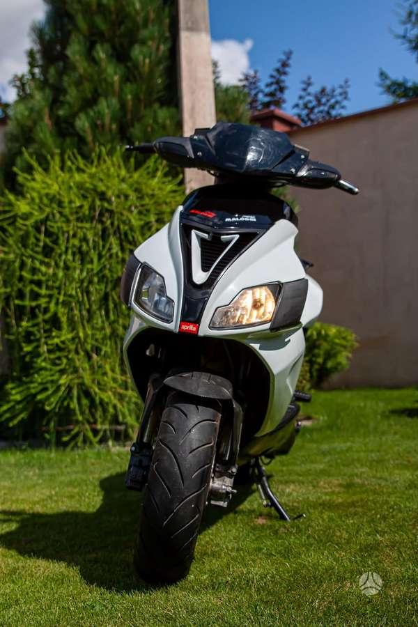Melns Aprilia SR 2013 Šauļi, ar dzinēja tilpumu 50.00 L un nobraukumu 30 tūkst. km par 1600 €, foto 2 vietnē AUTOMOTO.COM.LV