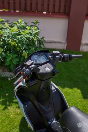 Black Aprilia SR 2013 in Siauliai, with an engine capacity of 50.00 L and mileage of 30 thousand km for 1600 €, photo 5 on AUTOMOTO.COM.LV