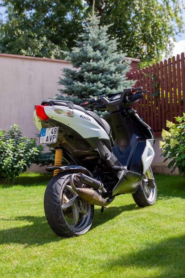 Melns Aprilia SR 2013 Šauļi, ar dzinēja tilpumu 50.00 L un nobraukumu 30 tūkst. km par 1600 €, foto 7 vietnē AUTOMOTO.COM.LV