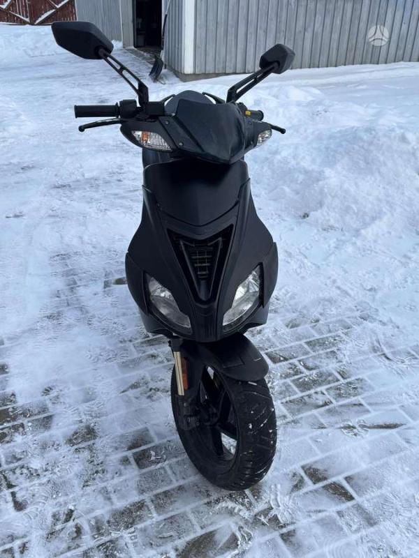 Black Aprilia SR 2014 in Telschi, with an engine capacity of 50.00 L and mileage of 21 thousand km for 1400 €, photo 1 on AUTOMOTO.COM.LV