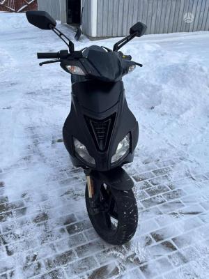 Black Aprilia SR 2014 in Telschi, with an engine capacity of 50.00 L and mileage of 21 thousand km for 1400 €, photo  on AUTOMOTO.COM.LV