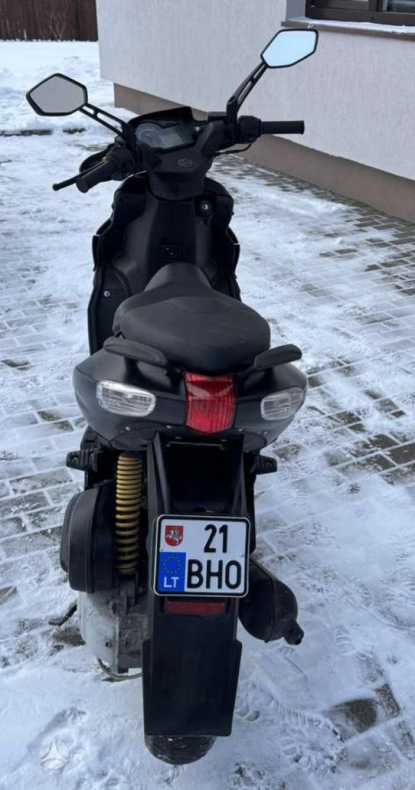 Black Aprilia SR 2014 in Telschi, with an engine capacity of 50.00 L and mileage of 21 thousand km for 1400 €, photo 3 on AUTOMOTO.COM.LV