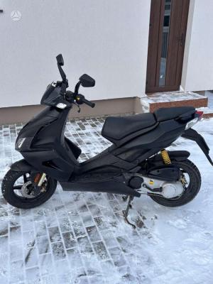 Melns Aprilia SR 2014 Telšiai, ar dzinēja tilpumu 50.00 L un nobraukumu 21 tūkst. km par 1400 €, foto 4 vietnē AUTOMOTO.COM.LV