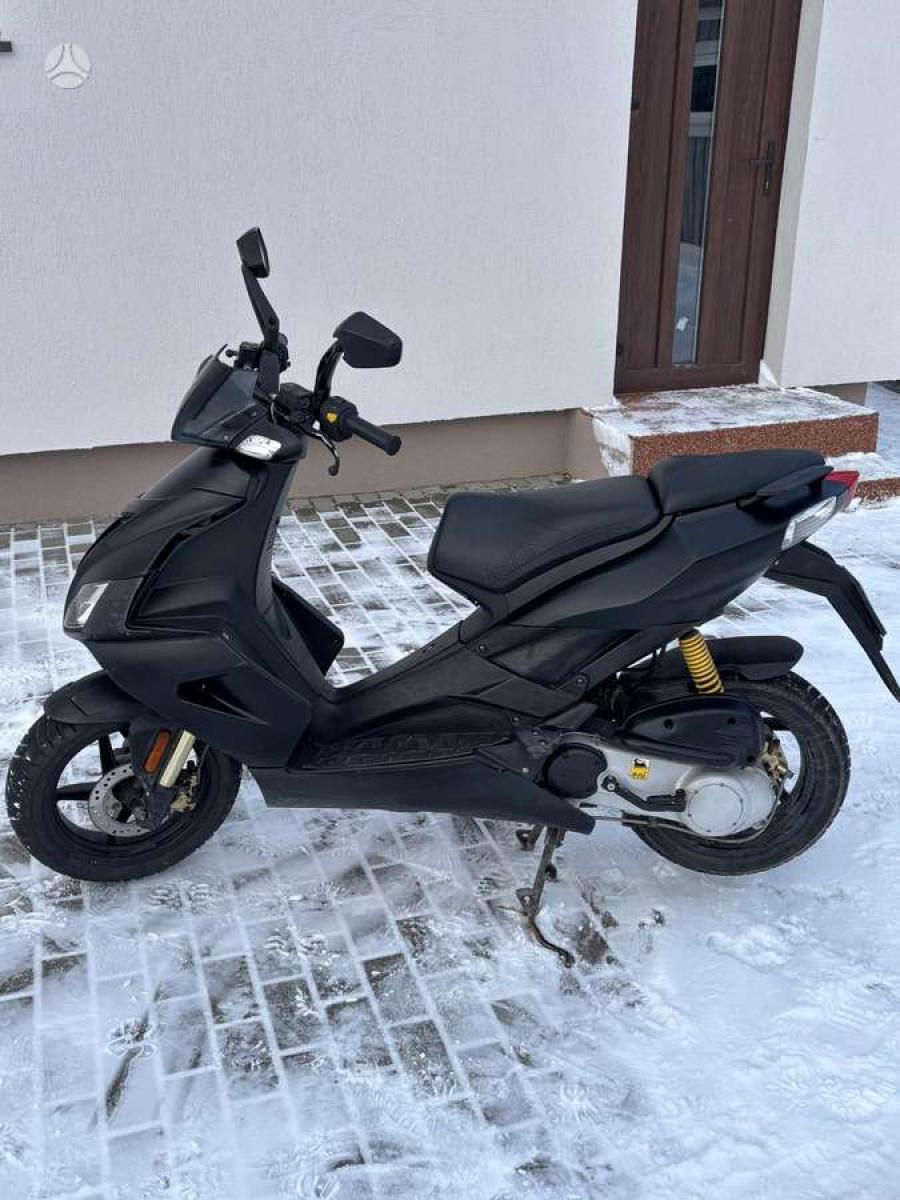 Melns Aprilia SR 2014 Telšiai, ar dzinēja tilpumu 50.00 L un nobraukumu 21 tūkst. km par 1400 €, foto 4 vietnē AUTOMOTO.COM.LV