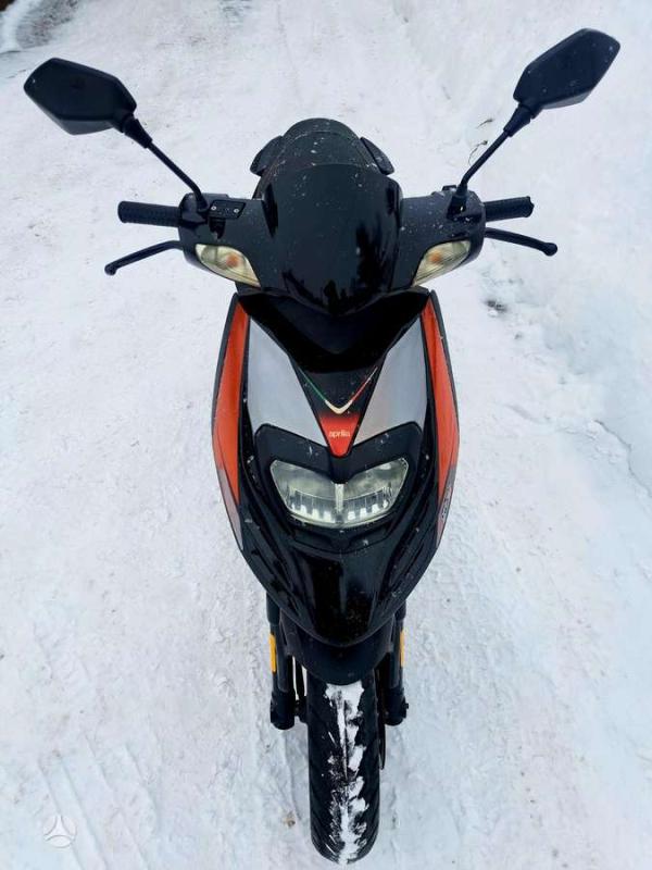 Melns Aprilia SR 2014 Pasvalys, ar dzinēja tilpumu 49.00 L un nobraukumu 6 tūkst. km par 1450 €, foto 4 vietnē AUTOMOTO.COM.LV