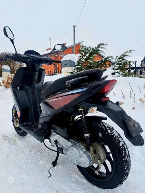 Melns Aprilia SR 2014 Pasvalys, ar dzinēja tilpumu 49.00 L un nobraukumu 6 tūkst. km par 1450 €, foto 8 vietnē AUTOMOTO.COM.LV