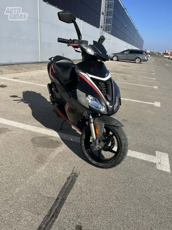 Melns Aprilia SR 2014 Panevēža, ar dzinēja tilpumu 0.00 L un nobraukumu 19 tūkst. km par 1550 €, foto 1 vietnē AUTOMOTO.COM.LV