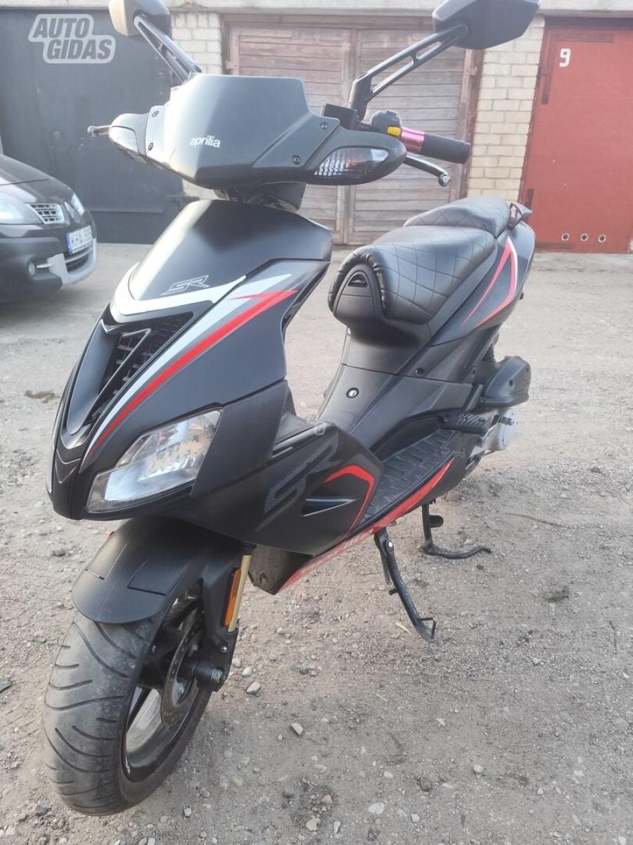 Black Aprilia SR 2014 in Kazlu Ruda, with an engine capacity of 0.05 L and mileage of 16 thousand km for 1699 €, photo 1 on AUTOMOTO.COM.LV