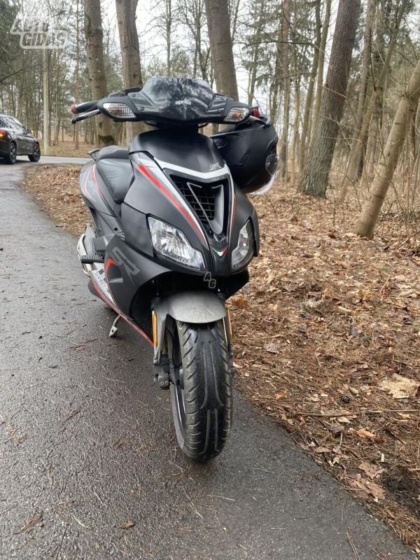 Melns Aprilia SR 2014 Kauņa, ar dzinēja tilpumu 0.05 L un nobraukumu 23 tūkst. km par 1600 €, foto 2 vietnē AUTOMOTO.COM.LV