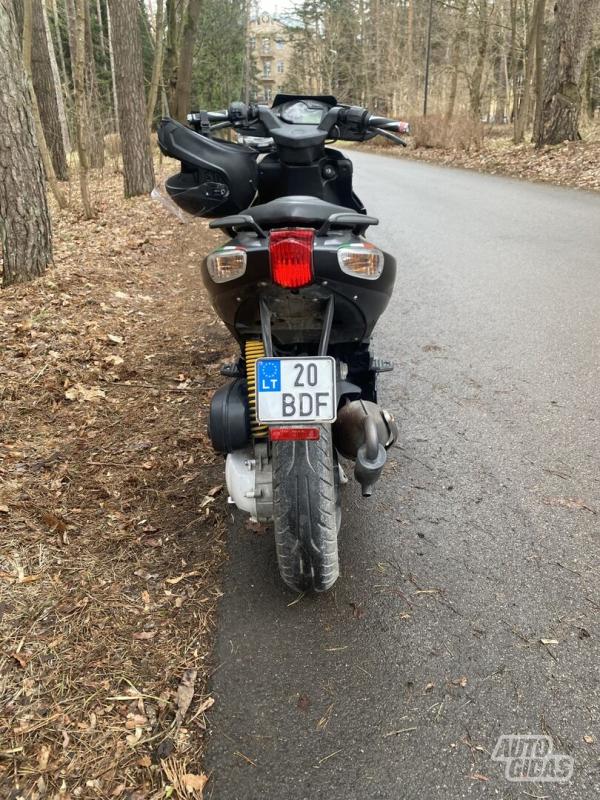 Melns Aprilia SR 2014 Kauņa, ar dzinēja tilpumu 0.05 L un nobraukumu 23 tūkst. km par 1600 €, foto 3 vietnē AUTOMOTO.COM.LV