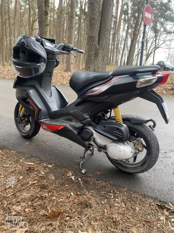 Melns Aprilia SR 2014 Kauņa, ar dzinēja tilpumu 0.05 L un nobraukumu 23 tūkst. km par 1600 €, foto 4 vietnē AUTOMOTO.COM.LV
