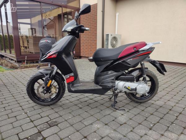 Melns Aprilia SR 2014 Klaipėda, ar dzinēja tilpumu 0.05 L un nobraukumu 8 tūkst. km par 1350 €, foto 2 vietnē AUTOMOTO.COM.LV
