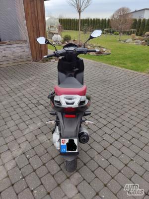 Black Aprilia SR 2014 in Klaipeda, with an engine capacity of 0.05 L and mileage of 8 thousand km for 1350 €, photo 5 on AUTOMOTO.COM.LV