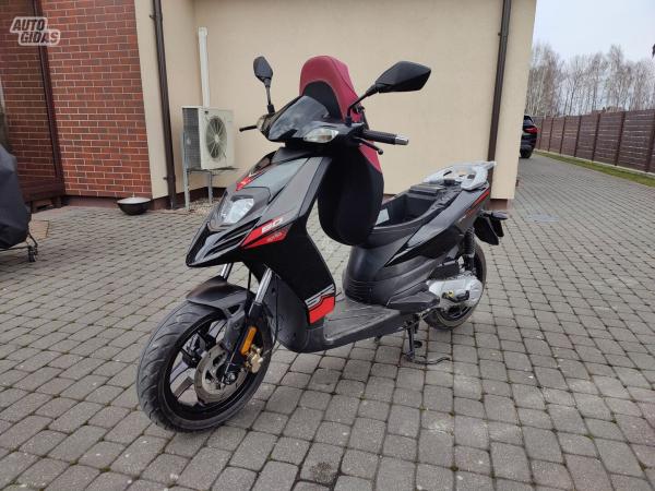 Melns Aprilia SR 2014 Klaipėda, ar dzinēja tilpumu 0.05 L un nobraukumu 8 tūkst. km par 1350 €, foto 9 vietnē AUTOMOTO.COM.LV