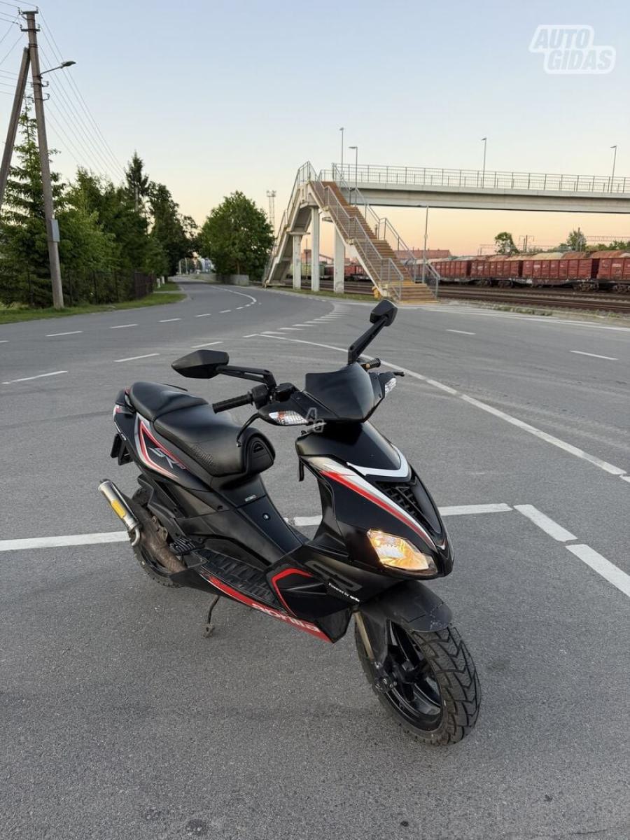 Black Aprilia SR 2014 in Kaunas, with an engine capacity of 0.05 L and mileage of 38 thousand km for 1800 €, photo 3 on AUTOMOTO.COM.LV