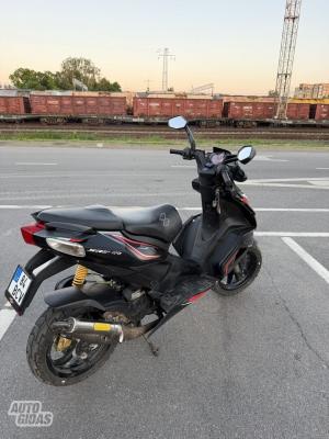 Black Aprilia SR 2014 in Kaunas, with an engine capacity of 0.05 L and mileage of 38 thousand km for 1800 €, photo 5 on AUTOMOTO.COM.LV