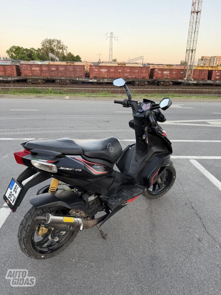 Black Aprilia SR 2014 in Kaunas, with an engine capacity of 0.05 L and mileage of 38 thousand km for 1800 €, photo 5 on AUTOMOTO.COM.LV