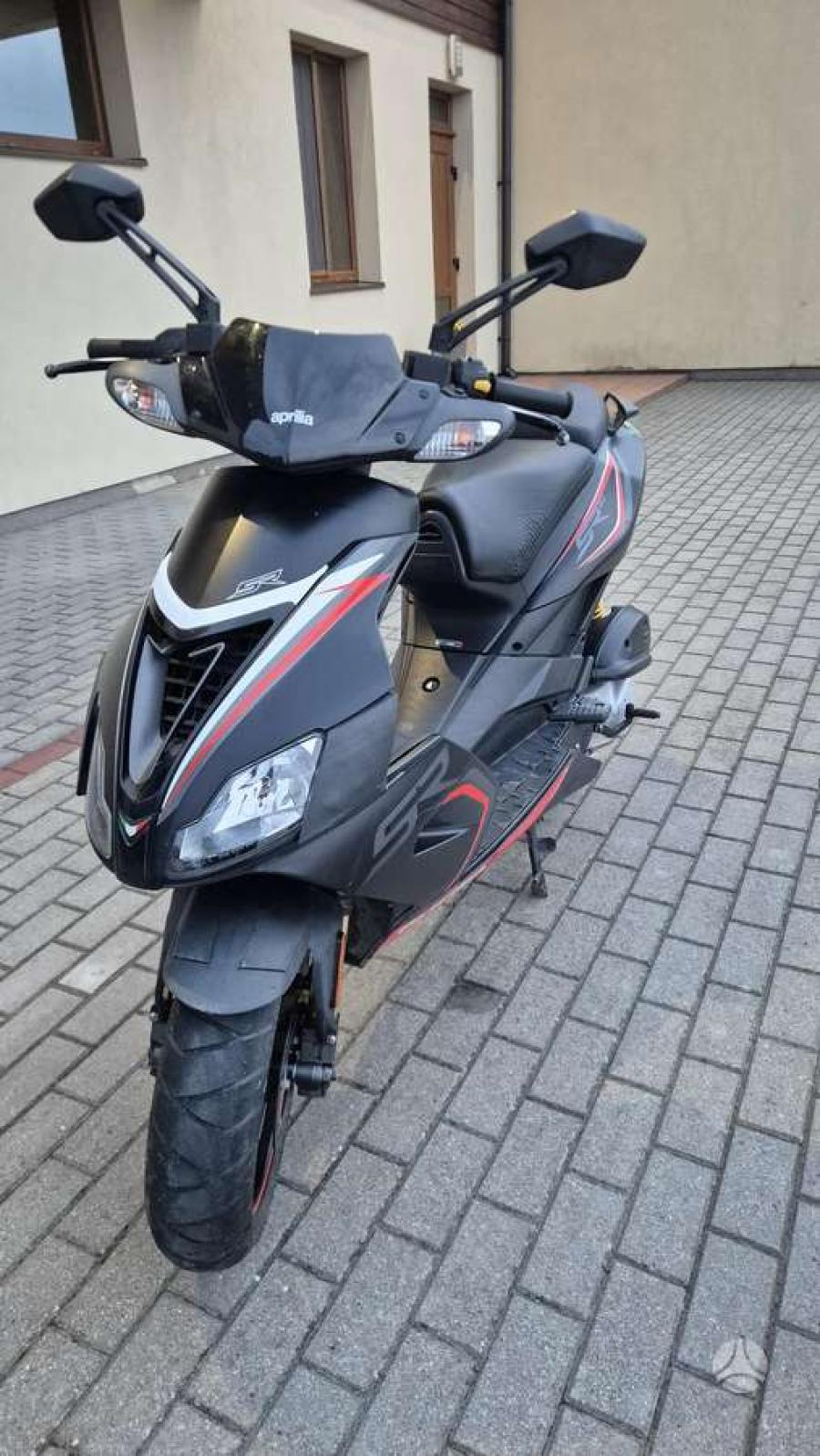 Melns Aprilia SR 2014 Klaipėda, ar dzinēja tilpumu 50.00 L un nobraukumu 18 tūkst. km par 1700 €, foto 1 vietnē AUTOMOTO.COM.LV