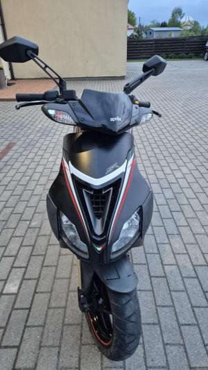 Melns Aprilia SR 2014 Klaipėda, ar dzinēja tilpumu 50.00 L un nobraukumu 18 tūkst. km par 1700 €, foto 8 vietnē AUTOMOTO.COM.LV