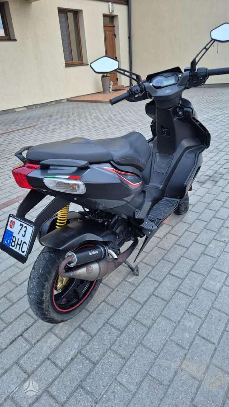 Melns Aprilia SR 2014 Klaipėda, ar dzinēja tilpumu 50.00 L un nobraukumu 18 tūkst. km par 1700 €, foto 12 vietnē AUTOMOTO.COM.LV