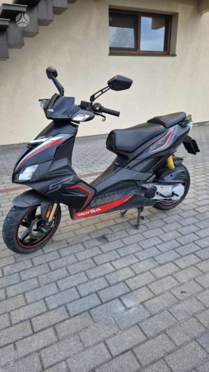 Melns Aprilia SR 2014 Klaipėda, ar dzinēja tilpumu 50.00 L un nobraukumu 18 tūkst. km par 1700 €, foto 13 vietnē AUTOMOTO.COM.LV