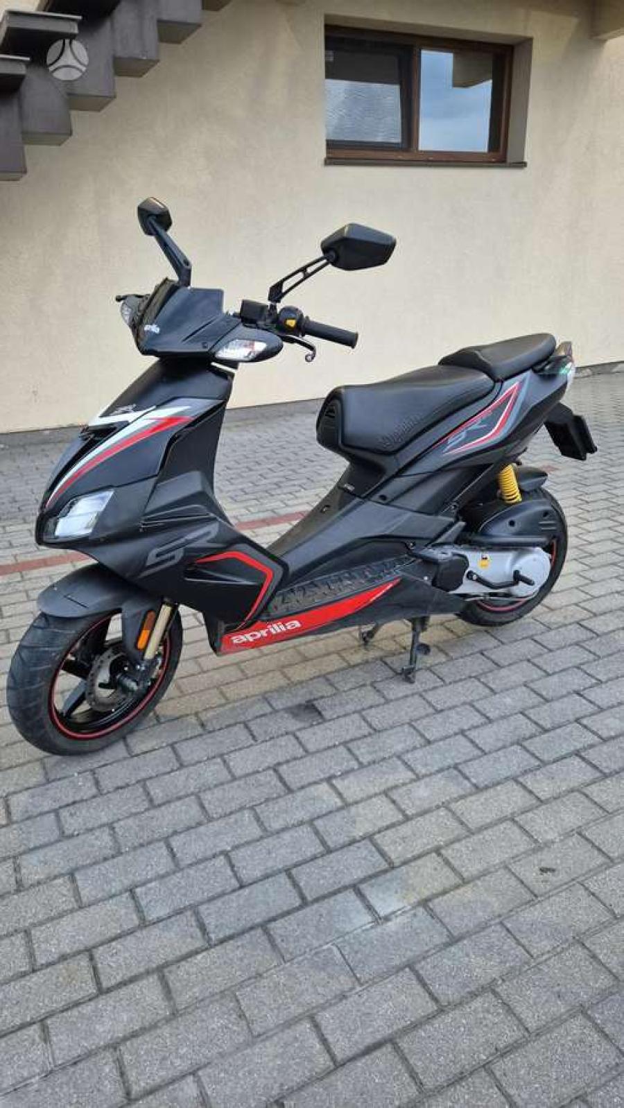 Melns Aprilia SR 2014 Klaipėda, ar dzinēja tilpumu 50.00 L un nobraukumu 18 tūkst. km par 1700 €, foto 13 vietnē AUTOMOTO.COM.LV