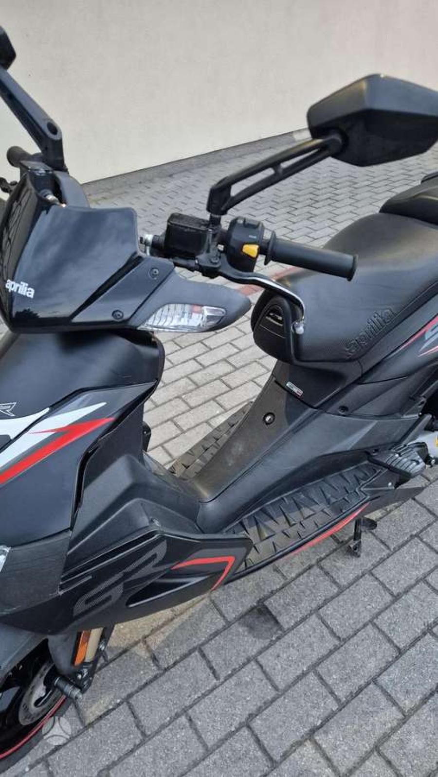 Melns Aprilia SR 2014 Klaipėda, ar dzinēja tilpumu 50.00 L un nobraukumu 18 tūkst. km par 1700 €, foto 16 vietnē AUTOMOTO.COM.LV