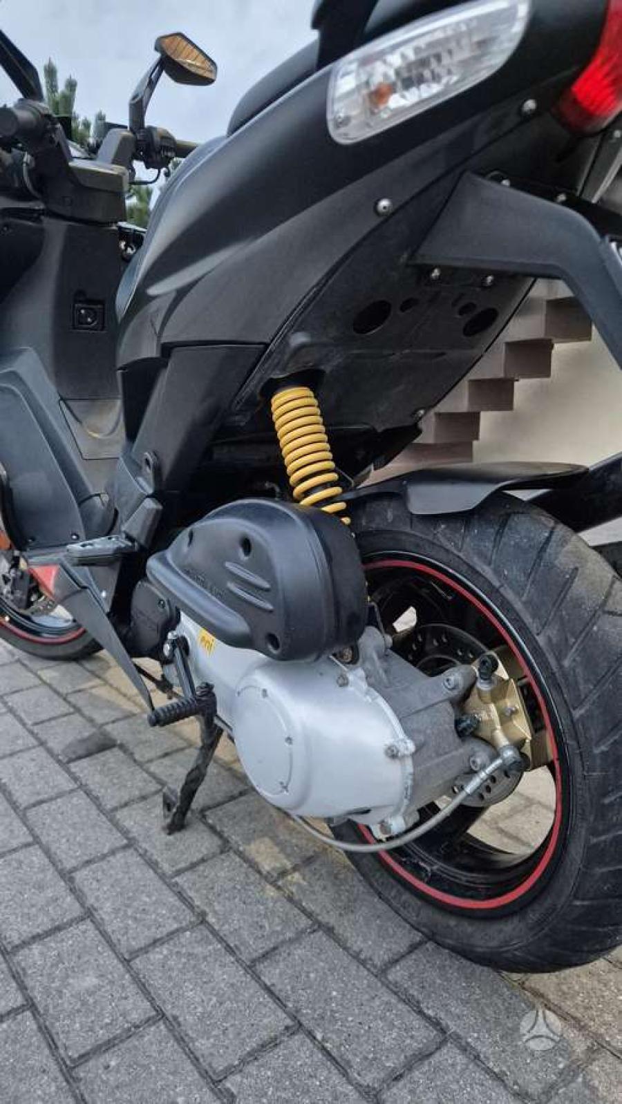 Melns Aprilia SR 2014 Klaipėda, ar dzinēja tilpumu 50.00 L un nobraukumu 18 tūkst. km par 1700 €, foto 18 vietnē AUTOMOTO.COM.LV