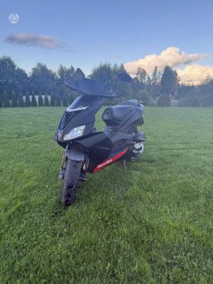 Black Aprilia SR 2014 in Telschi, with an engine capacity of 49.00 L and mileage of 14 thousand km for 1600 €, photo  on AUTOMOTO.COM.LV