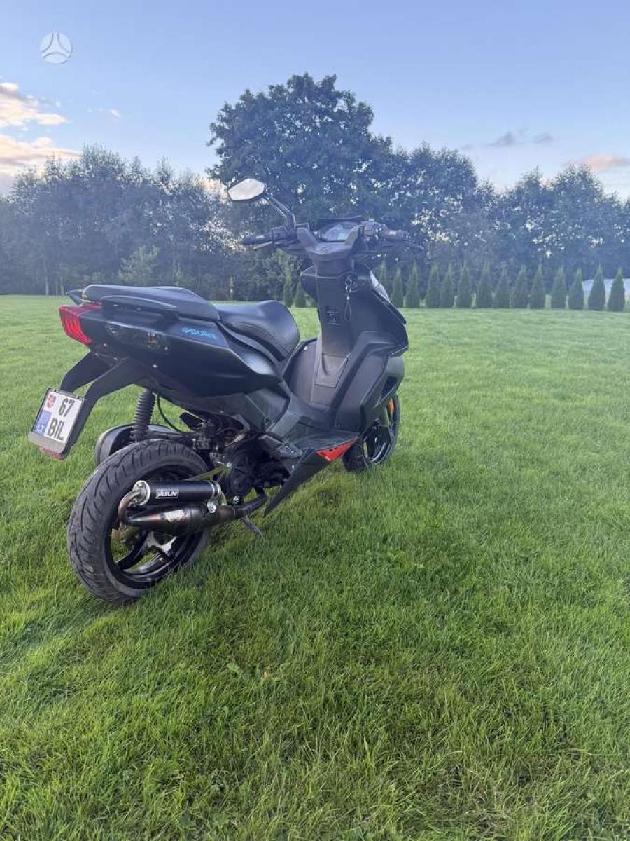 Black Aprilia SR 2014 in Telschi, with an engine capacity of 49.00 L and mileage of 14 thousand km for 1600 €, photo 3 on AUTOMOTO.COM.LV
