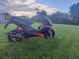 Black Aprilia SR 2014 in Telschi, with an engine capacity of 49.00 L and mileage of 14 thousand km for 1600 €, photo 4 on AUTOMOTO.COM.LV