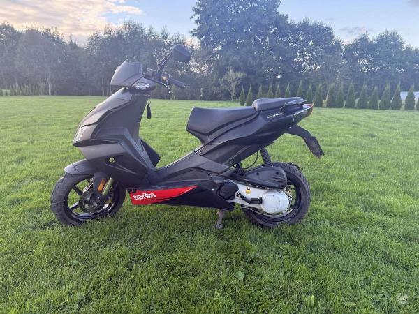 Black Aprilia SR 2014 in Telschi, with an engine capacity of 49.00 L and mileage of 14 thousand km for 1600 €, photo 5 on AUTOMOTO.COM.LV