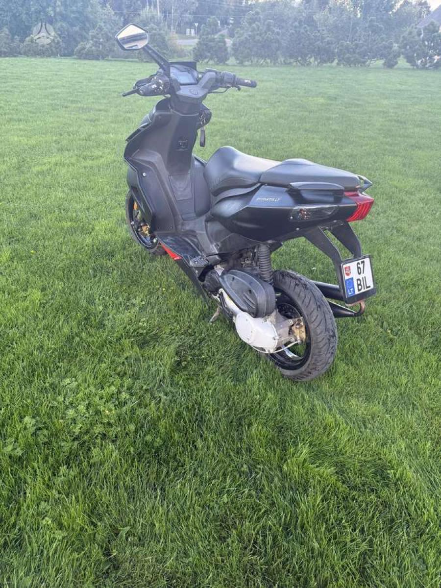 Black Aprilia SR 2014 in Telschi, with an engine capacity of 49.00 L and mileage of 14 thousand km for 1600 €, photo 6 on AUTOMOTO.COM.LV