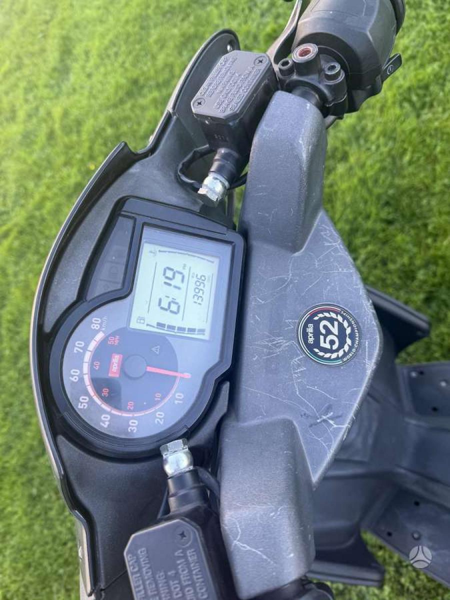 Black Aprilia SR 2014 in Telschi, with an engine capacity of 49.00 L and mileage of 14 thousand km for 1600 €, photo 7 on AUTOMOTO.COM.LV