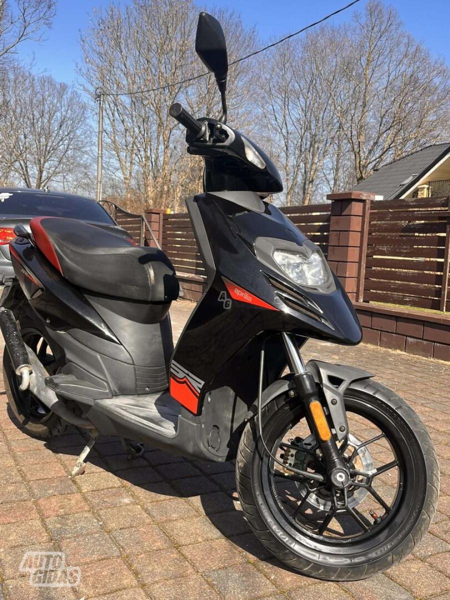Black Aprilia SR 2015 in Gargzdai, with an engine capacity of 0.05 L and mileage of 25 thousand km for 1000 €, photo 1 on AUTOMOTO.COM.LV