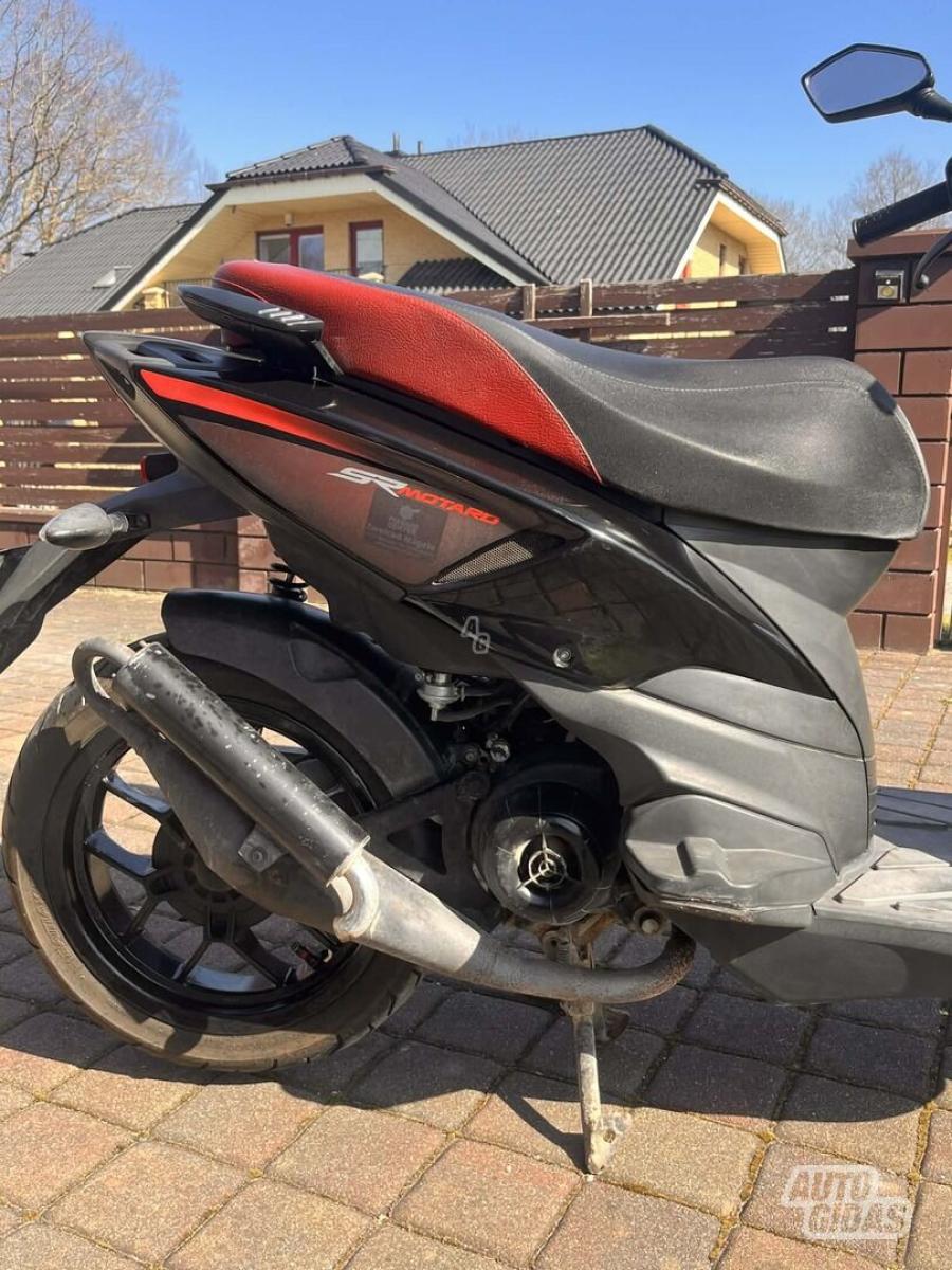 Black Aprilia SR 2015 in Gargzdai, with an engine capacity of 0.05 L and mileage of 25 thousand km for 1000 €, photo 4 on AUTOMOTO.COM.LV