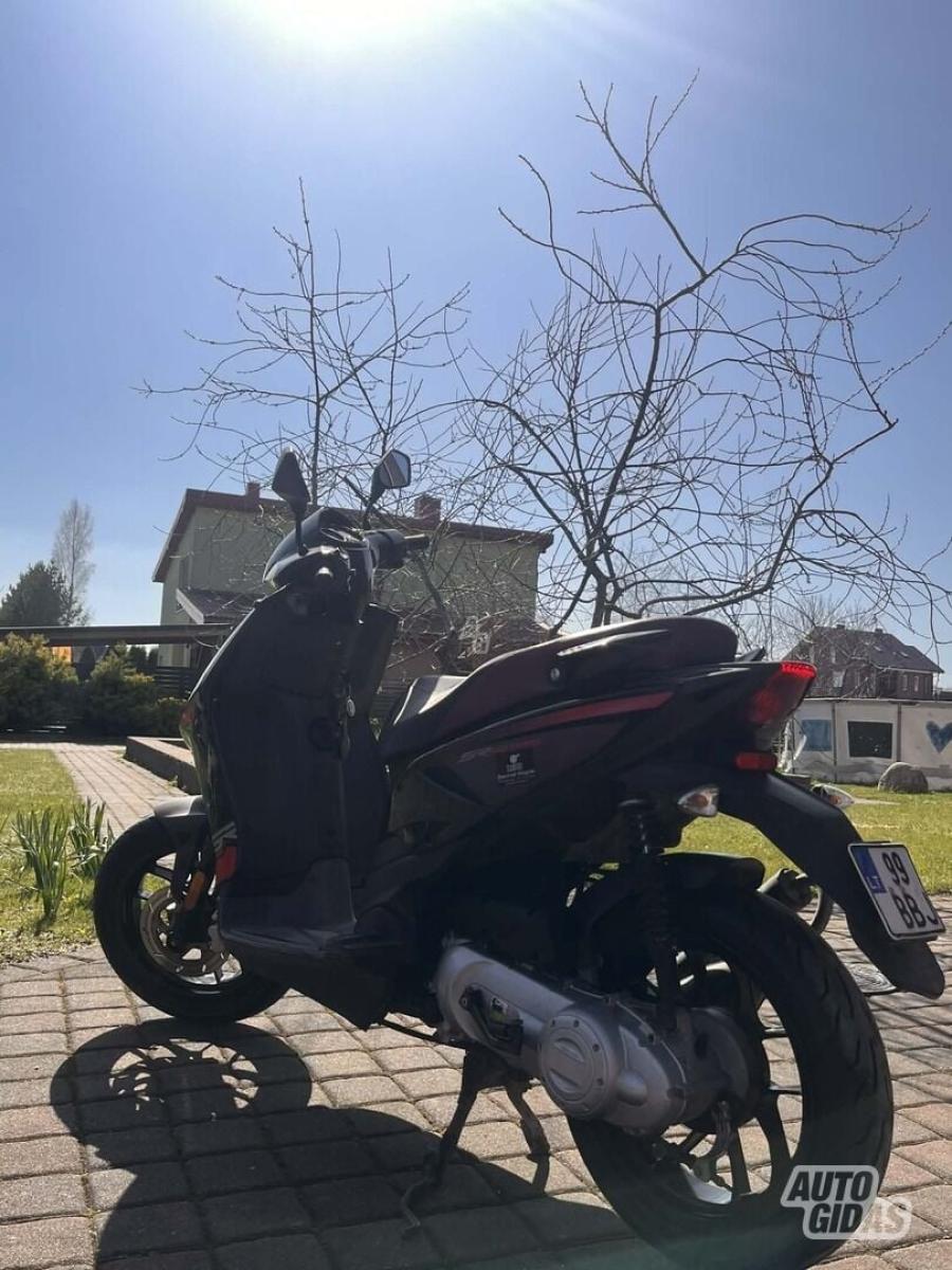 Black Aprilia SR 2015 in Gargzdai, with an engine capacity of 0.05 L and mileage of 25 thousand km for 1000 €, photo 5 on AUTOMOTO.COM.LV