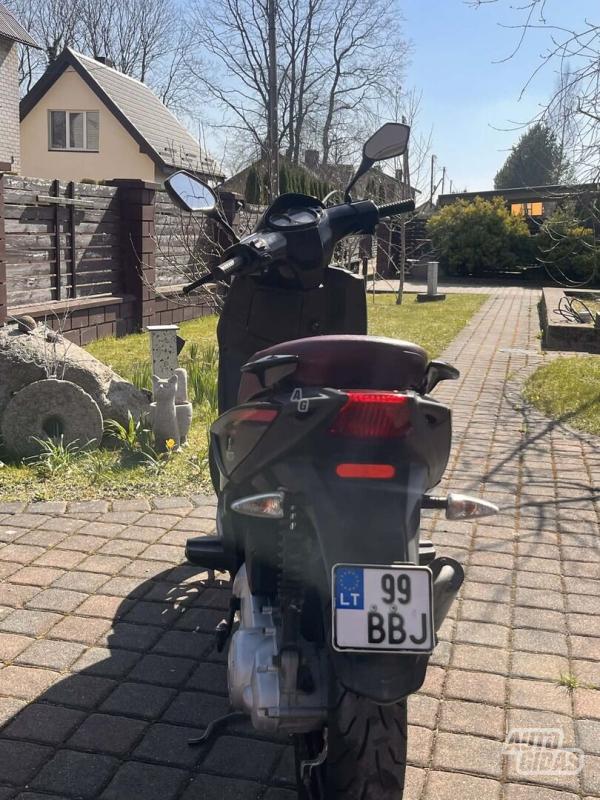 Black Aprilia SR 2015 in Gargzdai, with an engine capacity of 0.05 L and mileage of 25 thousand km for 1000 €, photo 5 on AUTOMOTO.COM.LV