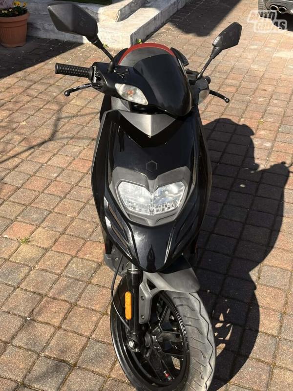 Black Aprilia SR 2015 in Gargzdai, with an engine capacity of 0.05 L and mileage of 25 thousand km for 1000 €, photo 7 on AUTOMOTO.COM.LV