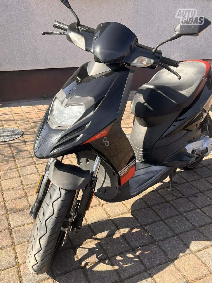 Black Aprilia SR 2015 in Gargzdai, with an engine capacity of 0.05 L and mileage of 25 thousand km for 1000 €, photo 9 on AUTOMOTO.COM.LV