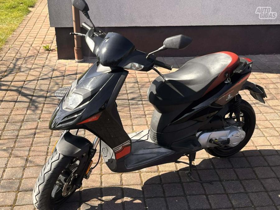 Black Aprilia SR 2015 in Gargzdai, with an engine capacity of 0.05 L and mileage of 25 thousand km for 1000 €, photo 14 on AUTOMOTO.COM.LV