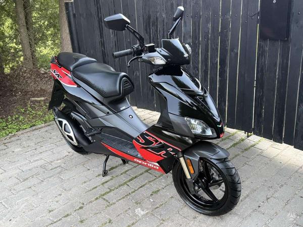 Black Aprilia SR 2015 in Prienai, with an engine capacity of 49.00 L and mileage of 14 thousand km for 1750 €, photo 1 on AUTOMOTO.COM.LV