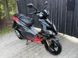 Black Aprilia SR 2015 in Prienai, with an engine capacity of 49.00 L and mileage of 14 thousand km for 1750 €, photo  on AUTOMOTO.COM.LV