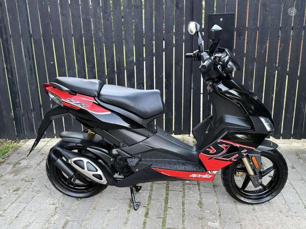 Black Aprilia SR 2015 in Prienai, with an engine capacity of 49.00 L and mileage of 14 thousand km for 1750 €, photo 2 on AUTOMOTO.COM.LV