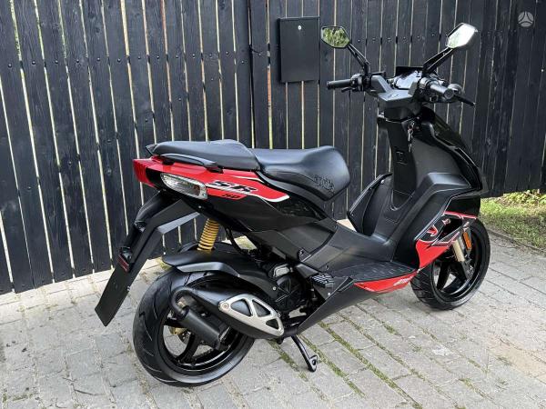 Black Aprilia SR 2015 in Prienai, with an engine capacity of 49.00 L and mileage of 14 thousand km for 1750 €, photo 3 on AUTOMOTO.COM.LV