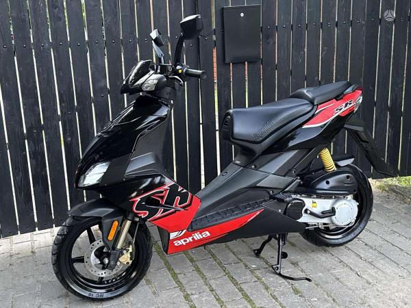 Black Aprilia SR 2015 in Prienai, with an engine capacity of 49.00 L and mileage of 14 thousand km for 1750 €, photo 7 on AUTOMOTO.COM.LV