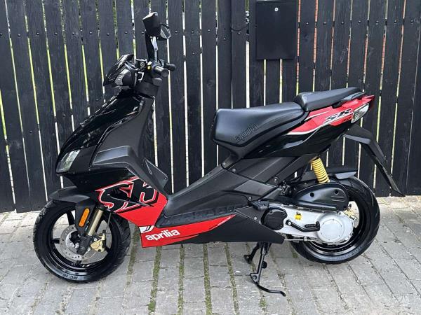 Black Aprilia SR 2015 in Prienai, with an engine capacity of 49.00 L and mileage of 14 thousand km for 1750 €, photo 8 on AUTOMOTO.COM.LV